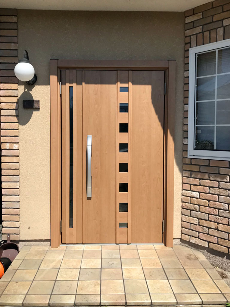 玄関ドアリフォーム – ECO窓ファクトリー